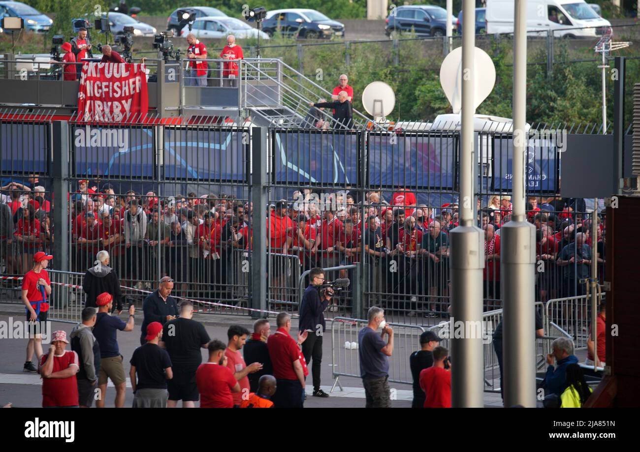 I tifosi di Liverpool si accaparrano per entrare allo stadio mentre ...
