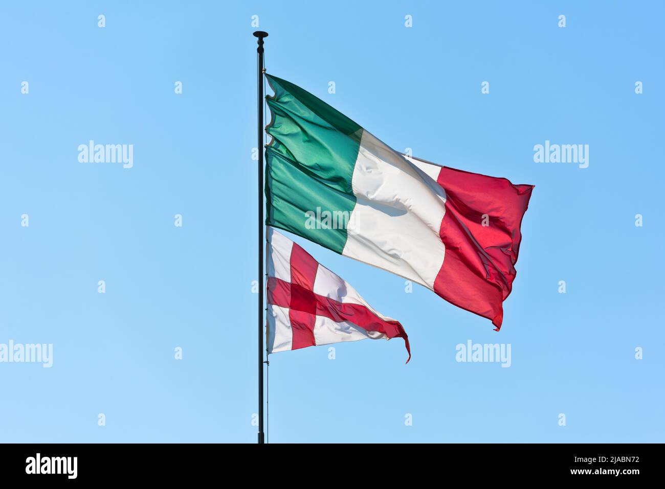 Bandiera italiana che ondeggia nel vento immagini e fotografie stock ad ...