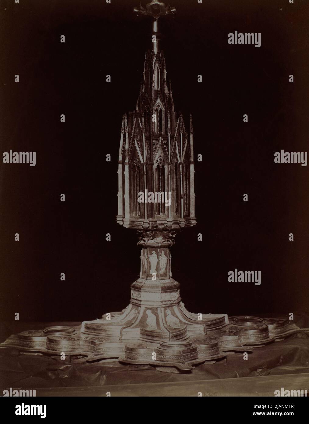 Ciborio gotico immagini e fotografie stock ad alta risoluzione - Alamy