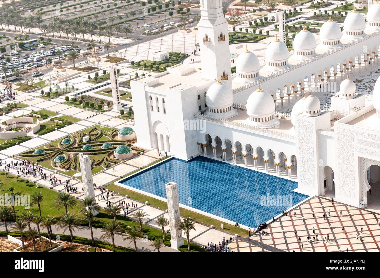 Foto aeree esclusive di Abu Dhabi e della Grande Moschea dello Sceicco ...