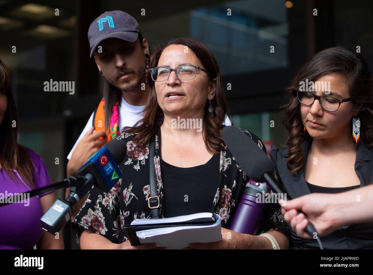 Andrea Sandmaier con Metis Nation di Alberta insieme a familiari e ...