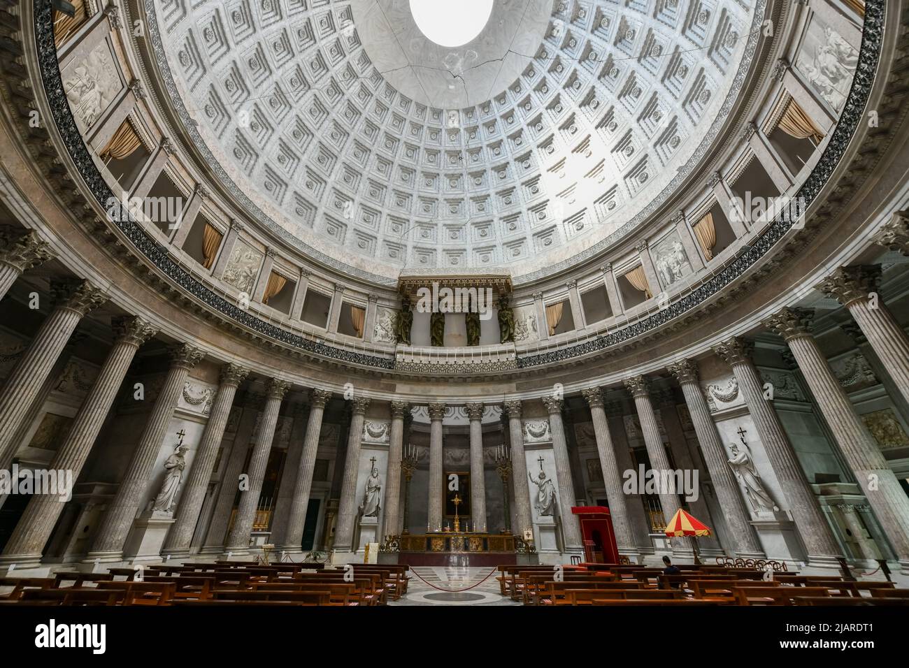 Napoli, Italia - 20 ago 2021: Basilica reale Pontificia Chiesa di San ...