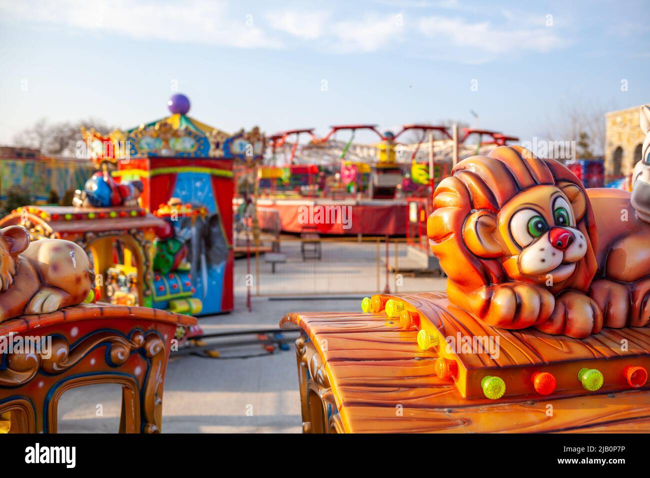 Le giostre e le giostre per bambini sono chiuse e vuote. Gioia e ...