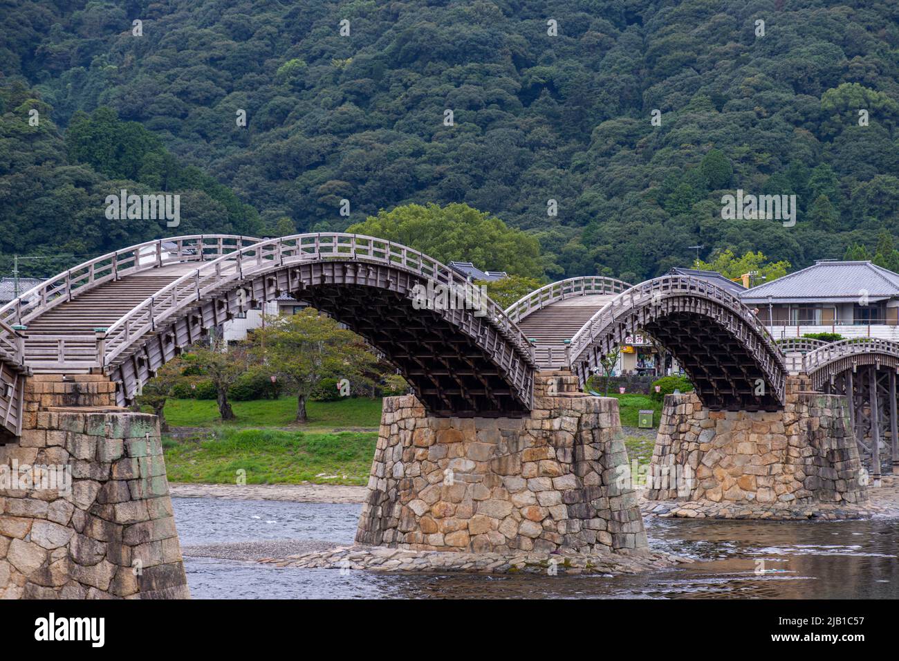 Il ponte Kintai (Kintaikyo), storico ponte ad arco in legno a Iwakuni ...