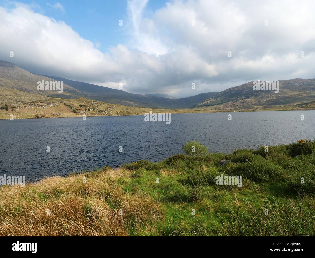 Paesaggio collinare irlandese a Lough Acoose, un lago interno sul Ring ...