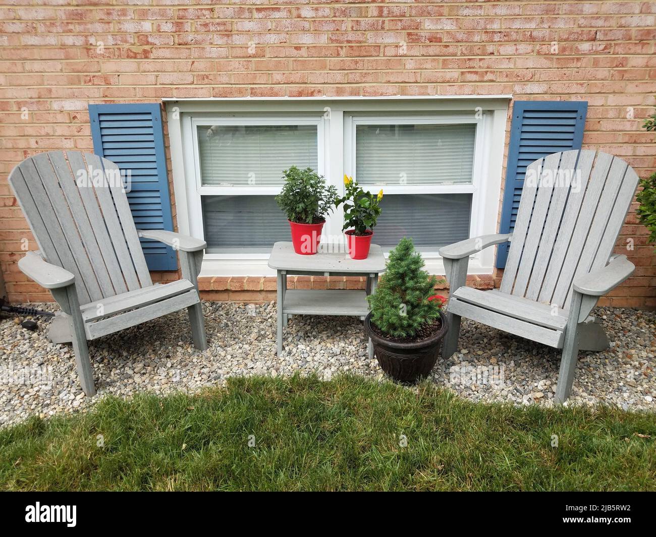 Casa in pietra viva con persiane blu immagini e fotografie stock ad ...