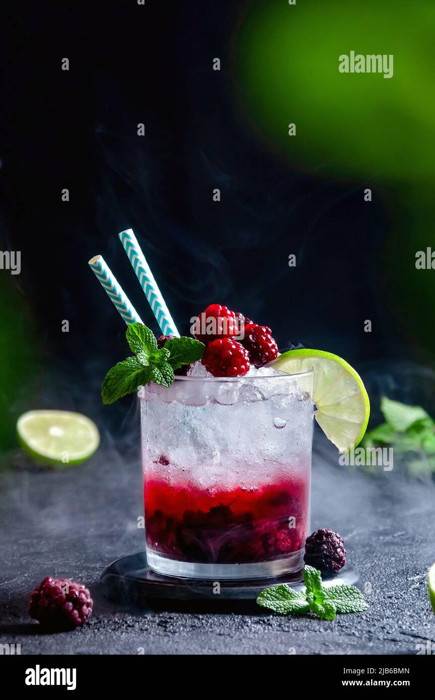 Cocktail alcolico con rum o Vodka, soda, lampone e purea di BlackBerry ...