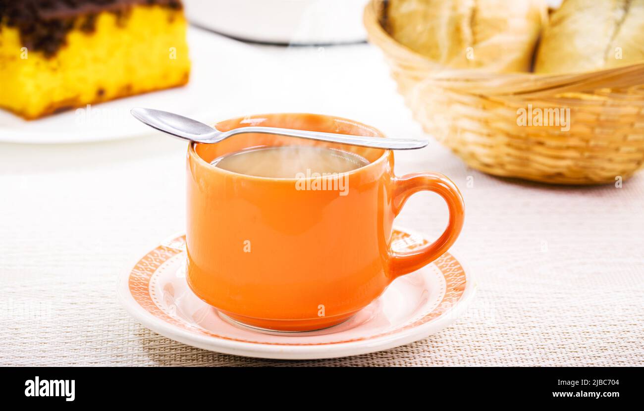 Caffè e latte, una tipica bevanda brasiliana, serviti caldi per ...
