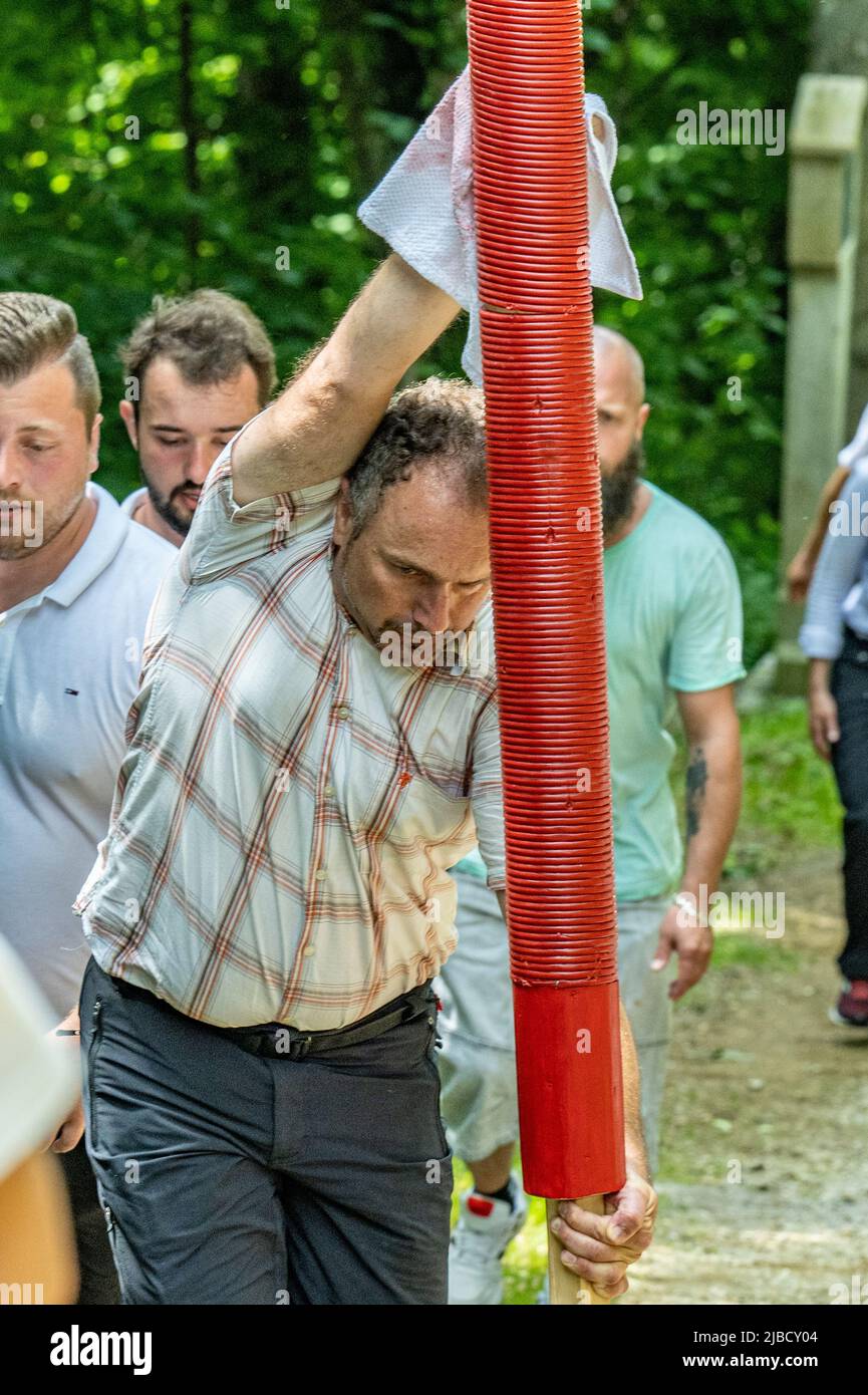 05 giugno 2022, Baviera, Bogen: I pellegrini trasportano un tronco di ...