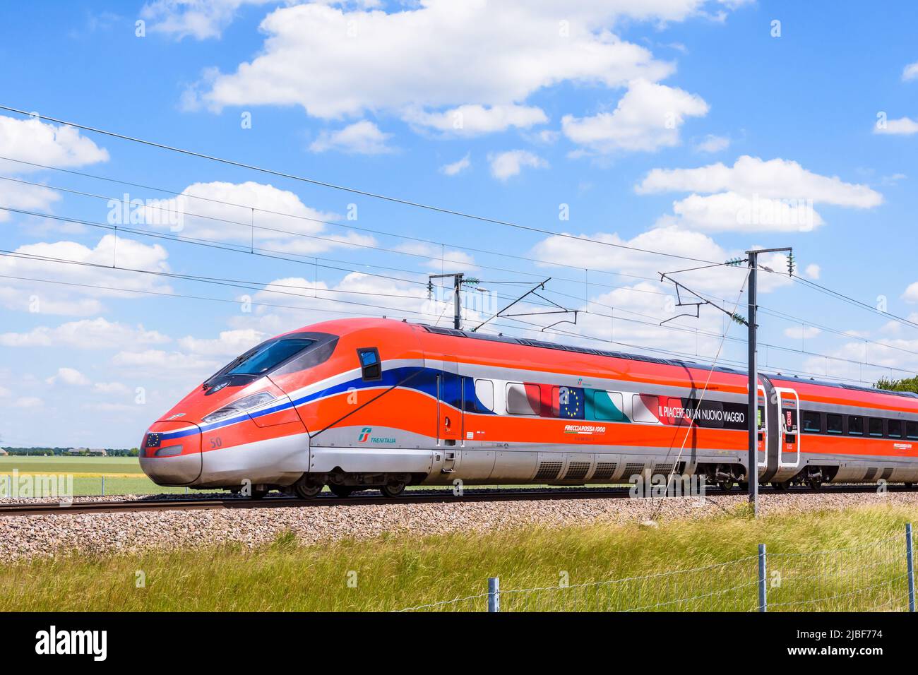 Un treno ad alta velocità Frecciarossa (ETR 1000) dalla compagnia ...
