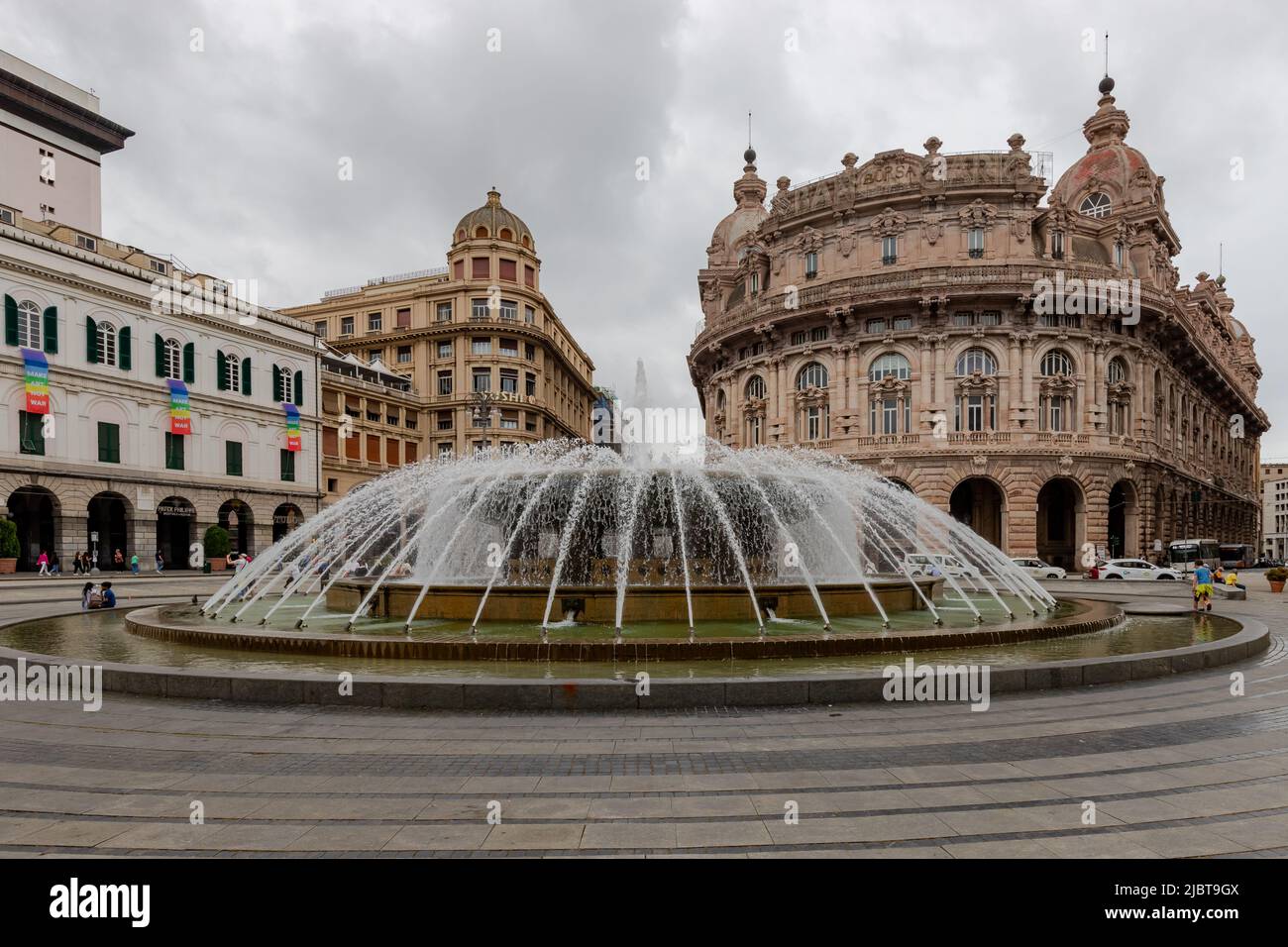 La fontana di piazza de ferrari a genova immagini e fotografie stock ad ...