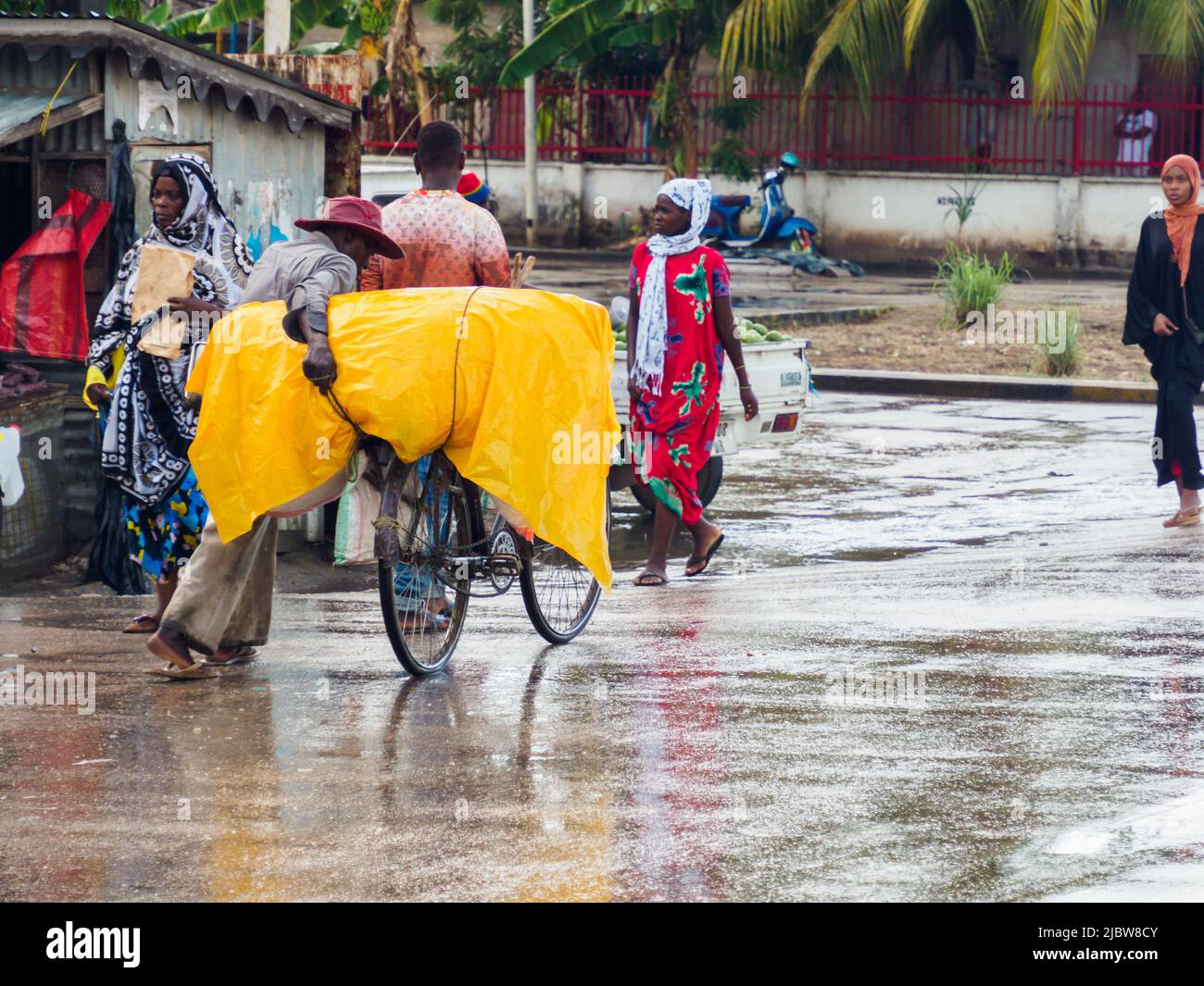 Zanzibar, Tanzania - Feb, 2021: La bicicletta è un mezzo di trasporto ... Zanzibar, Tanzania - Feb, 2021: La bicicletta è un mezzo di trasporto ...