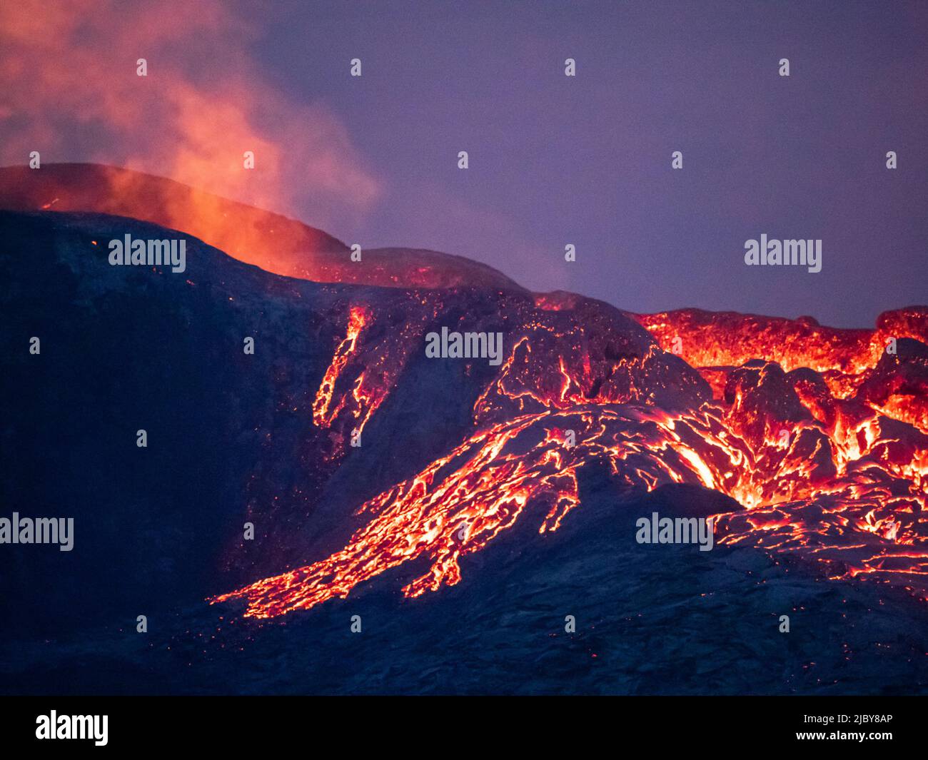 Vulcano fagradalsfjall dalla collina di osservazione immagini e ...