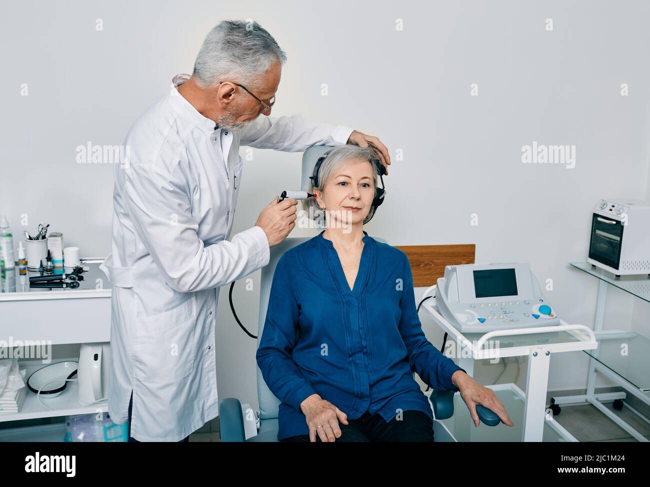 Donna anziana durante la timpanometria o l'audiometria di impedenza e ...