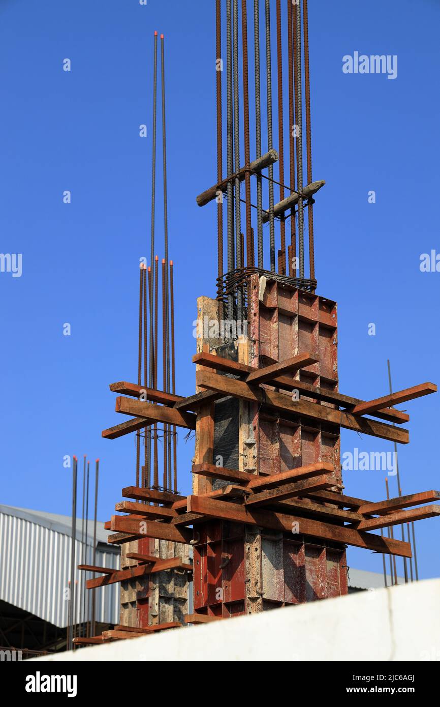Costruzione di un nuovo edificio in cemento. Cantiere. Struttura in ...