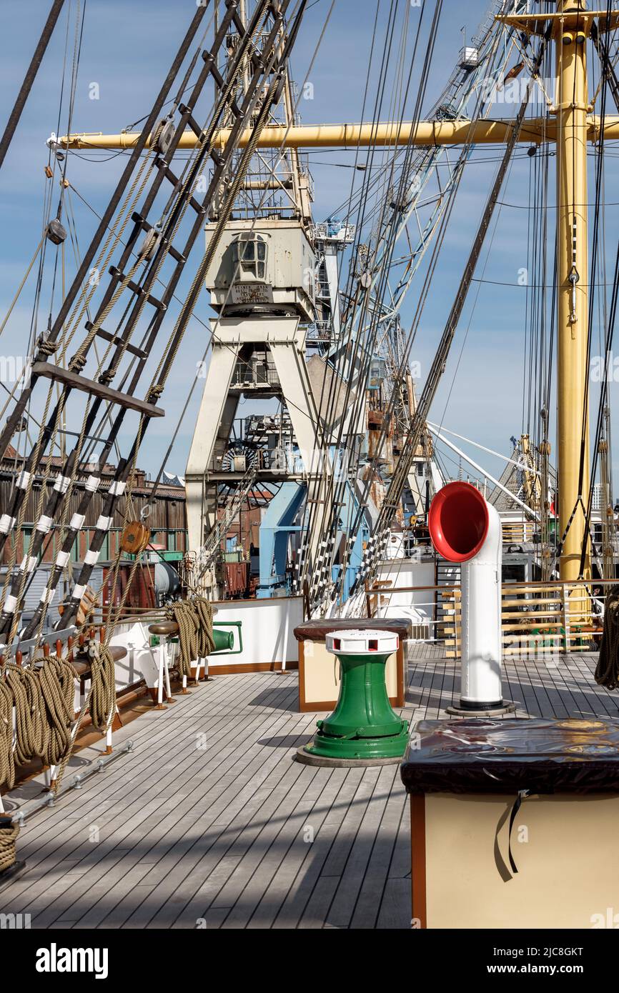 05 maggio 2022, Amburgo: La nave a vela Peking, Masts, gru, capannoni ...