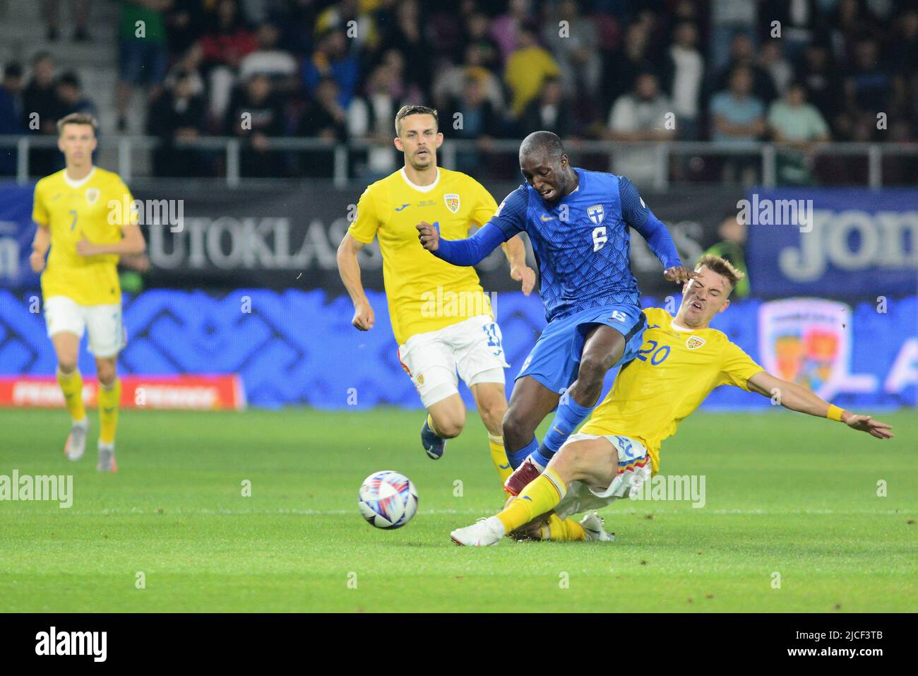 Darius Olaru #20 Nicusor Bancu #11 e Glen Kamara #6 durante la Romania ...