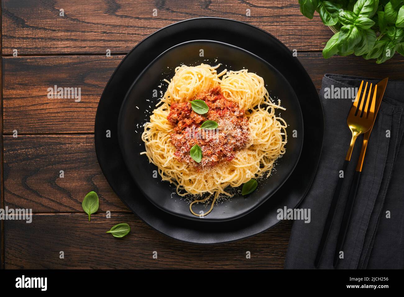 Spaghetti alla bolognese. Gustosi e appetitosi spaghetti italiani con ...