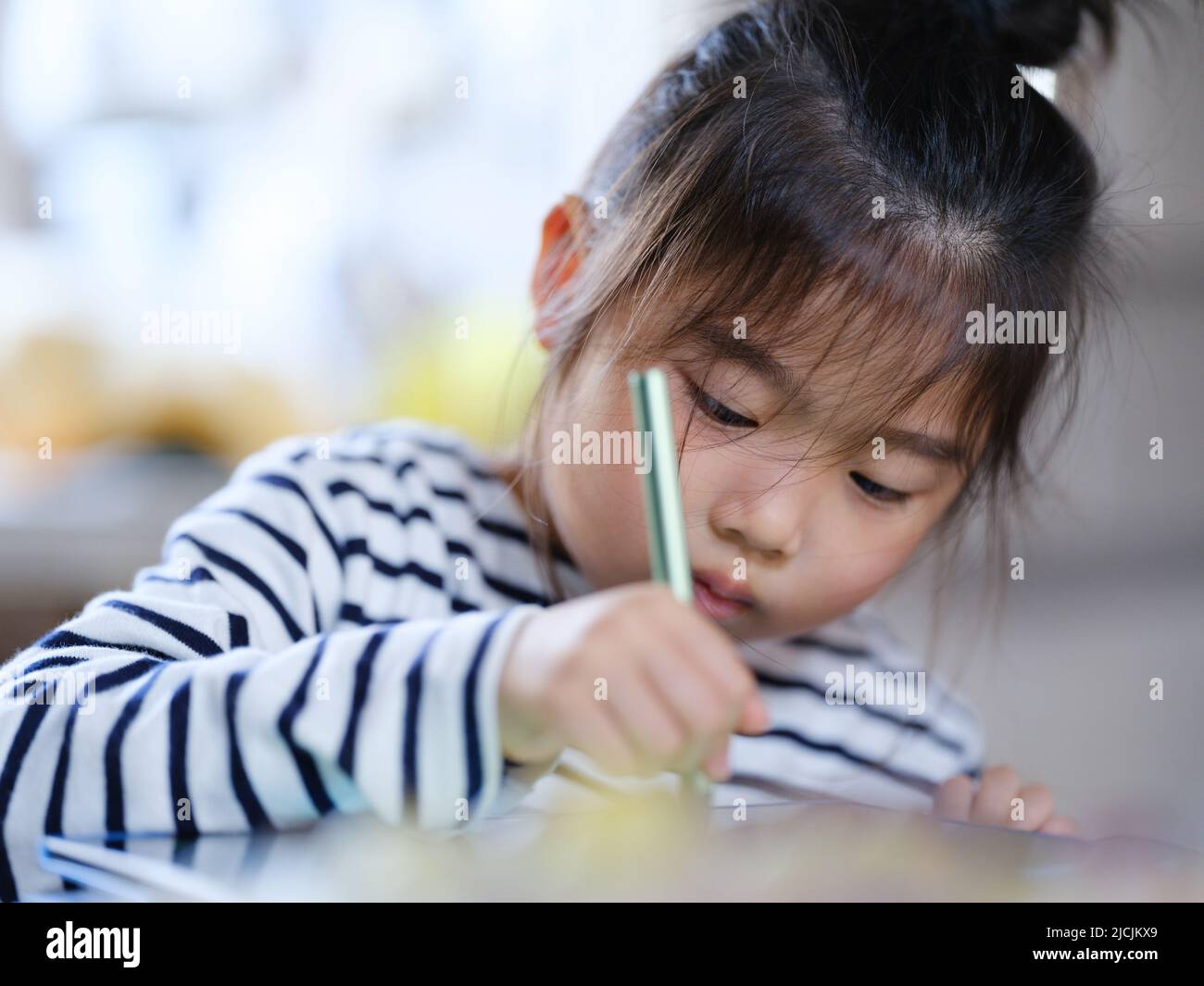 Ragazza disegno foto immagini e fotografie stock ad alta risoluzione ...