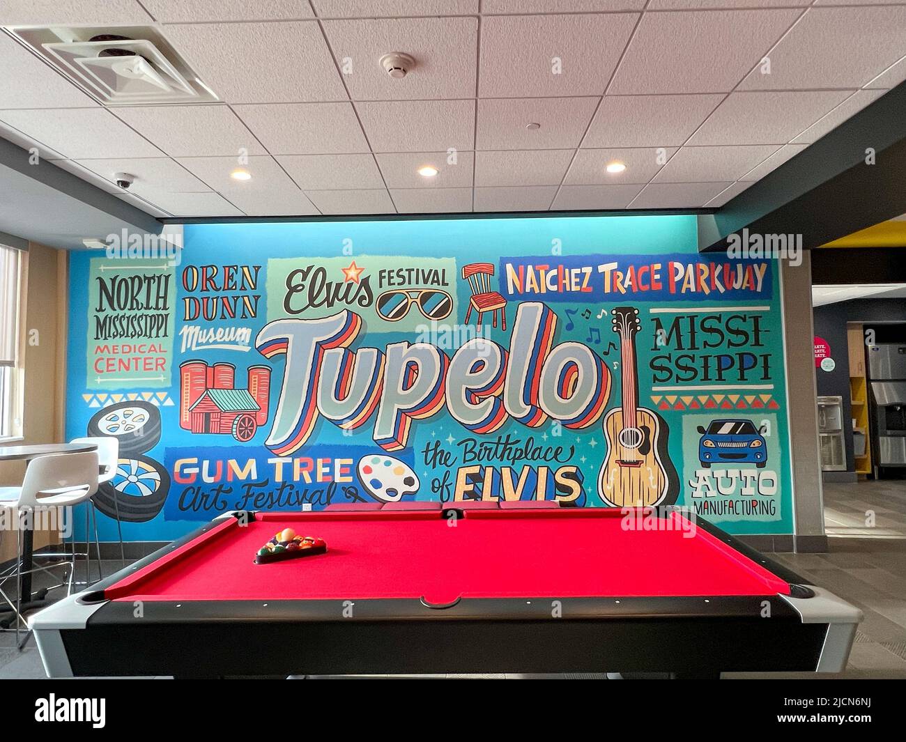 Tupelo, MS USA - 5 maggio 2022: Il murale di Tupelo nella lobby del Tru ...