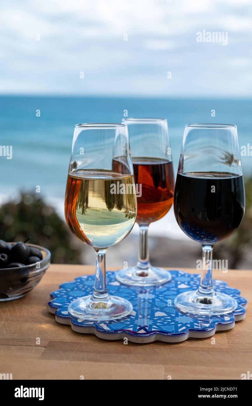 Degustazione di vino spagnolo dolce e secco fortificato vino de Jerez ...