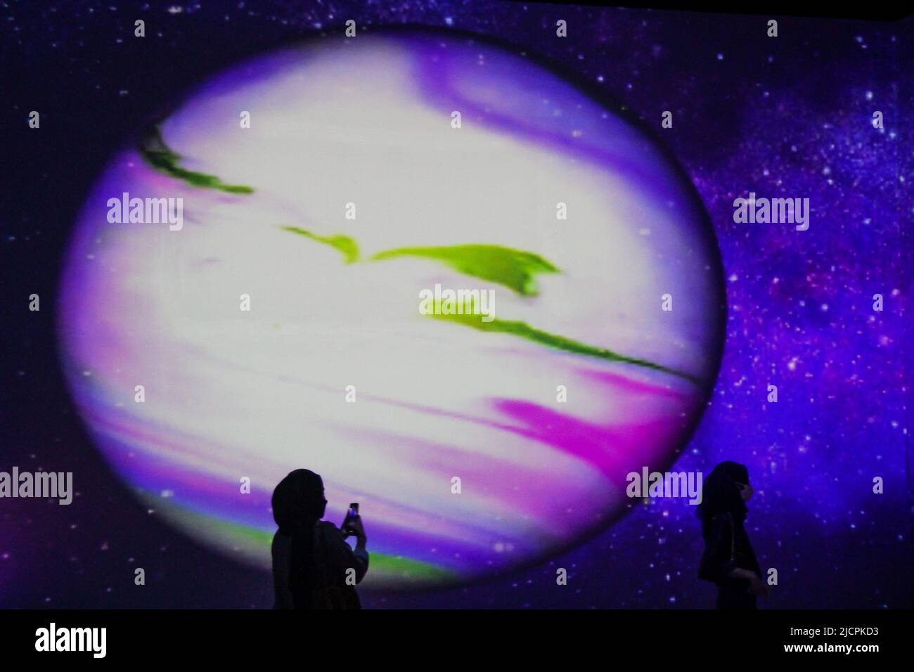 Bandung, Giava Occidentale, Indonesia. 15th giugno 2022. I visitatori ...