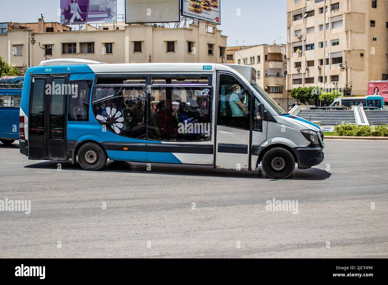 Fez, Marocco - 14 giugno 2022 Bus che attraversa le strade di Fez ...