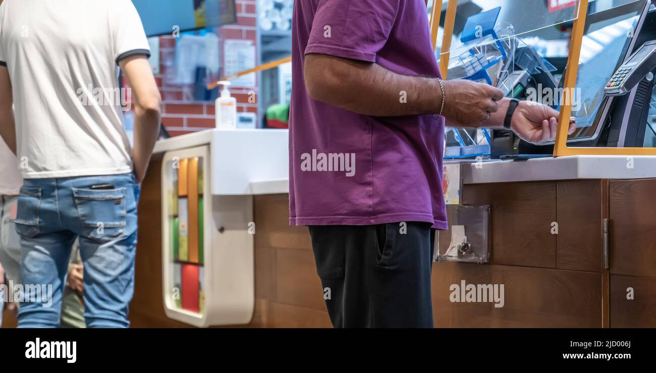 Il processo di versamento immagini e fotografie stock ad alta ...