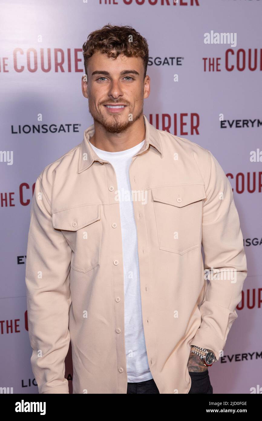 Le celebrità partecipano al Gala Screening del corriere a Everyman ...