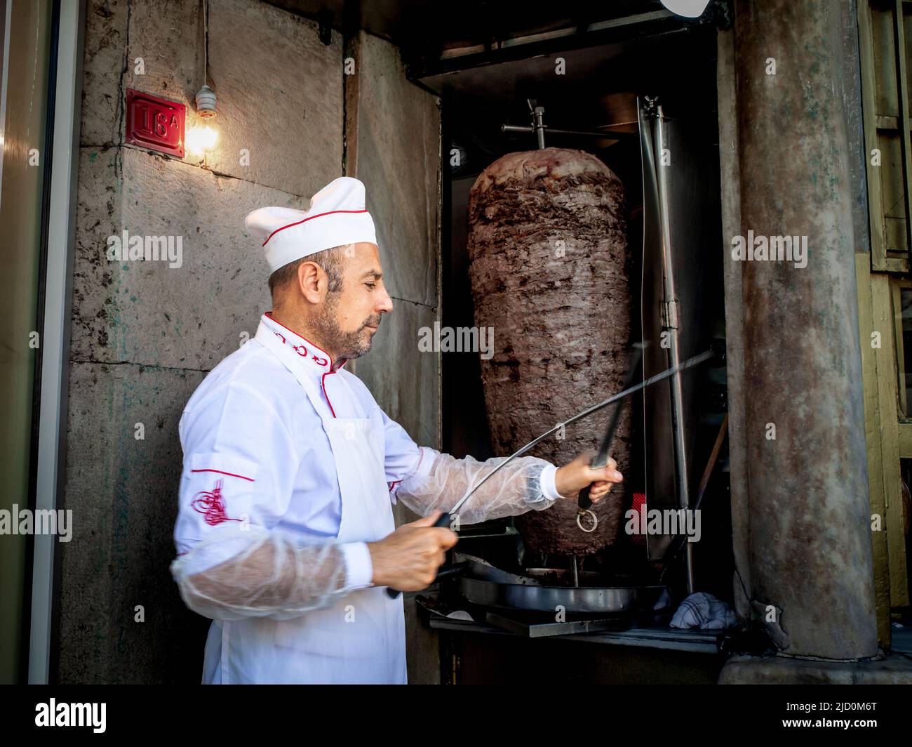 Immagine di un uomo, di uno chef, di un maestro di kebab, che si ...
