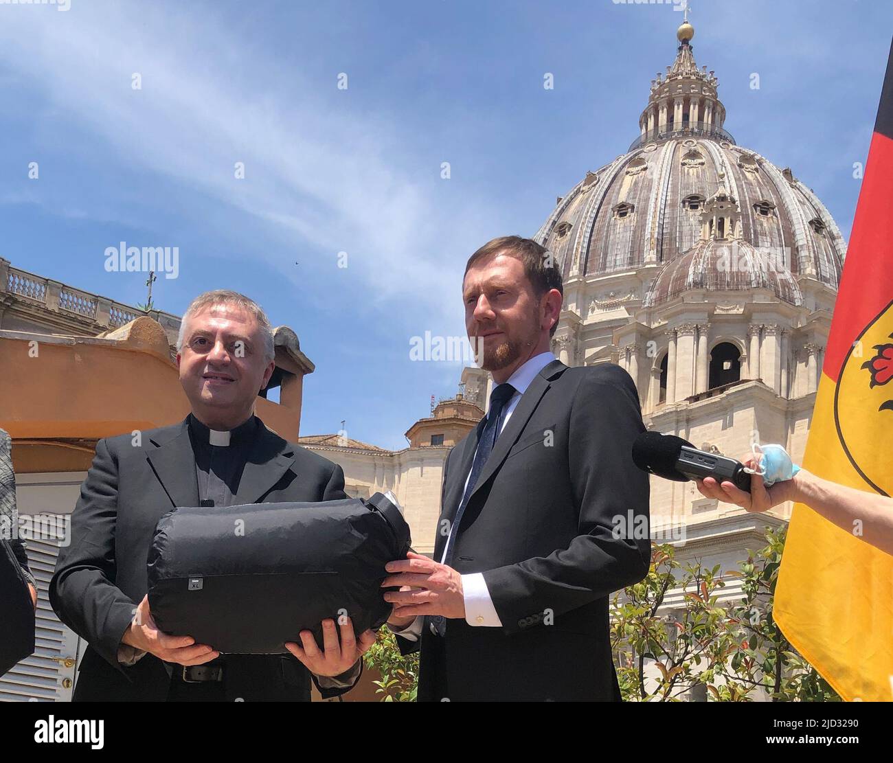 Vatikanstadt, Vaticano. 17th giugno 2022. Don Francesco Mazzitelli (l ...