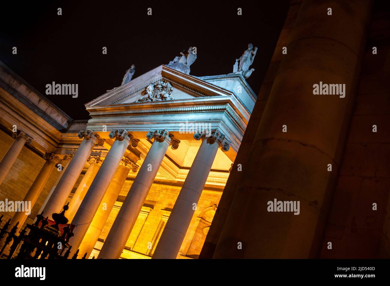 Timpano triangolare immagini e fotografie stock ad alta risoluzione - Alamy