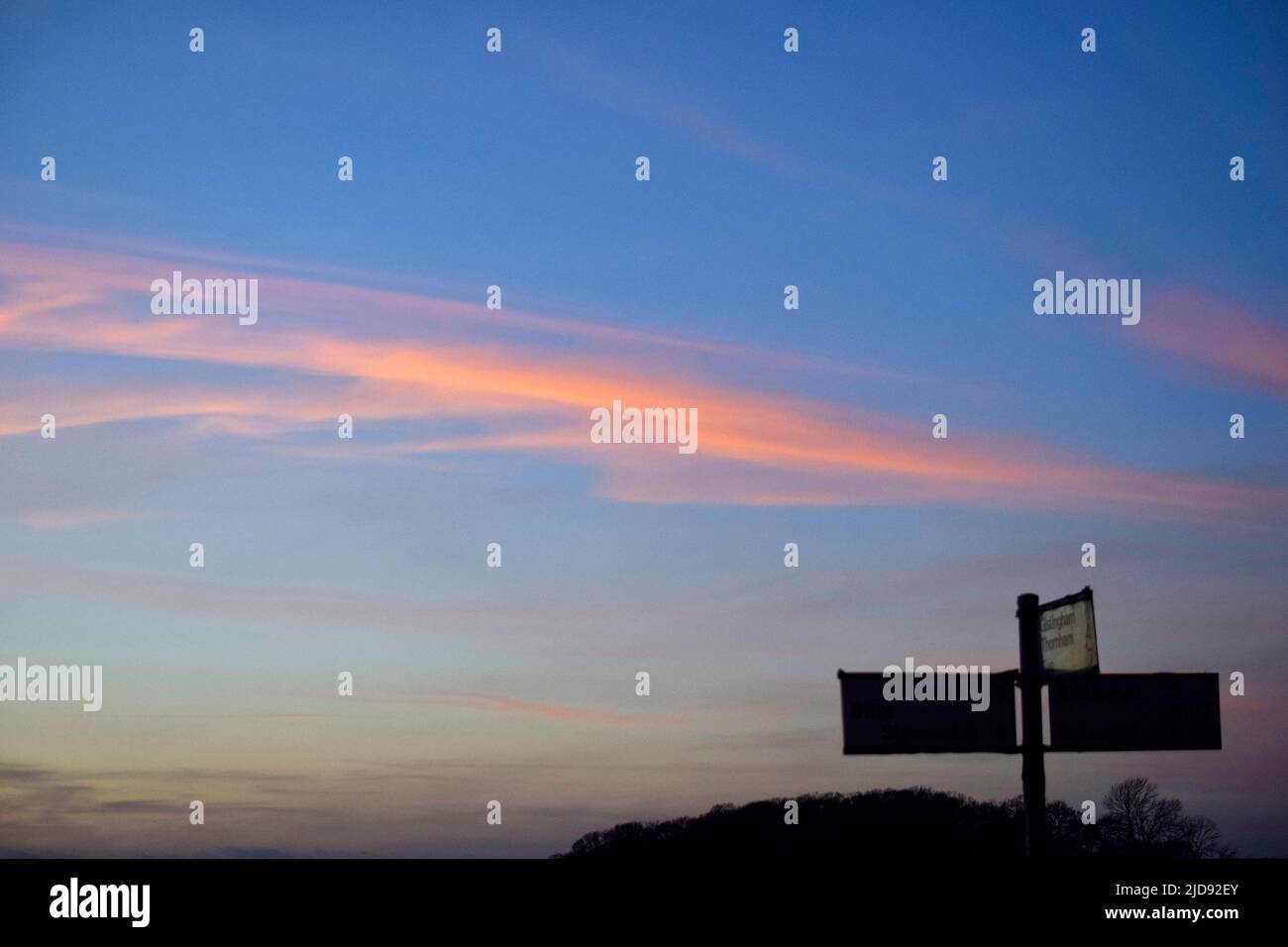 Cielo serale con nuvole rosa immagini e fotografie stock ad alta ...