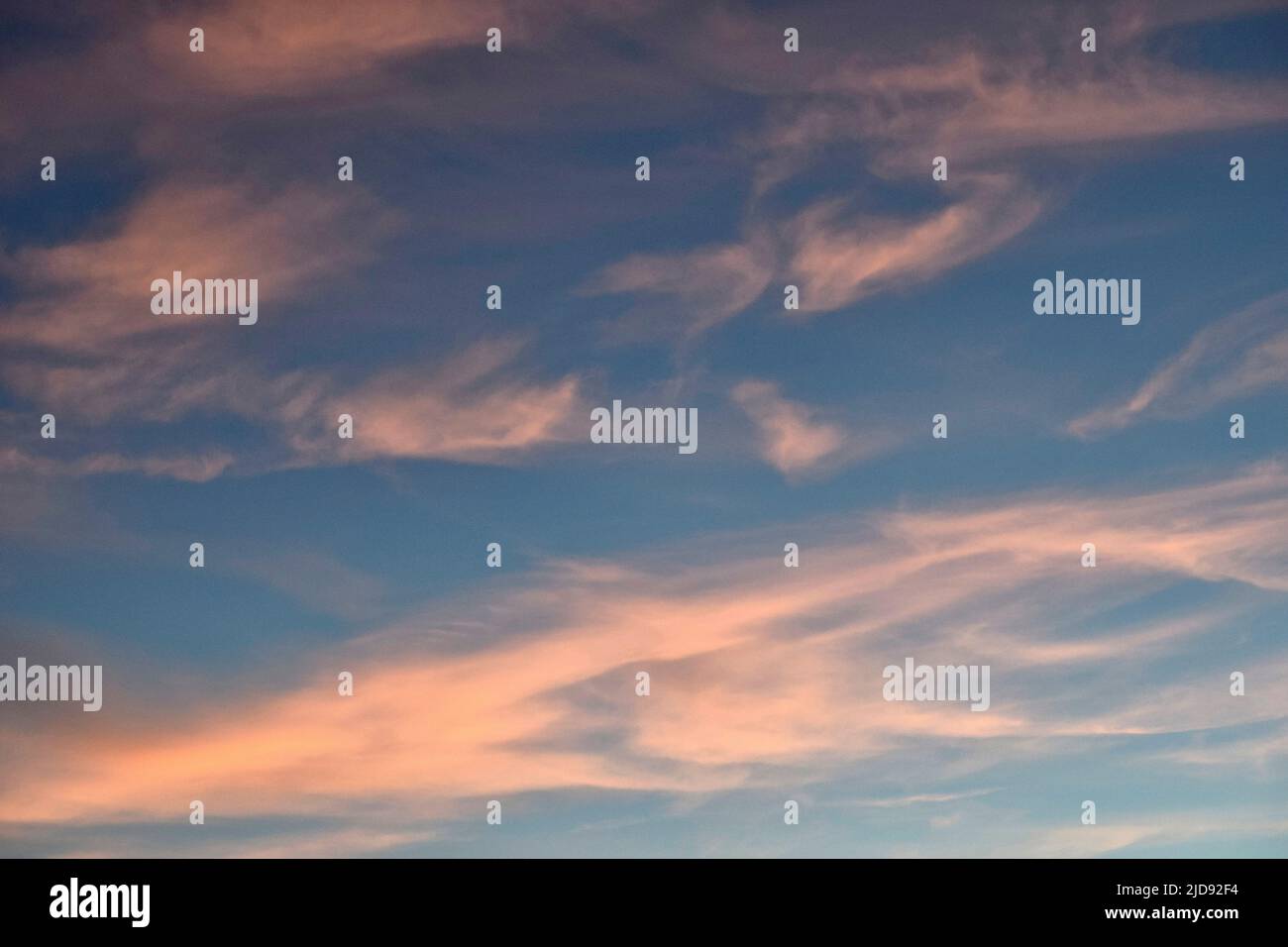 Cielo serale con nuvole rosa immagini e fotografie stock ad alta ...