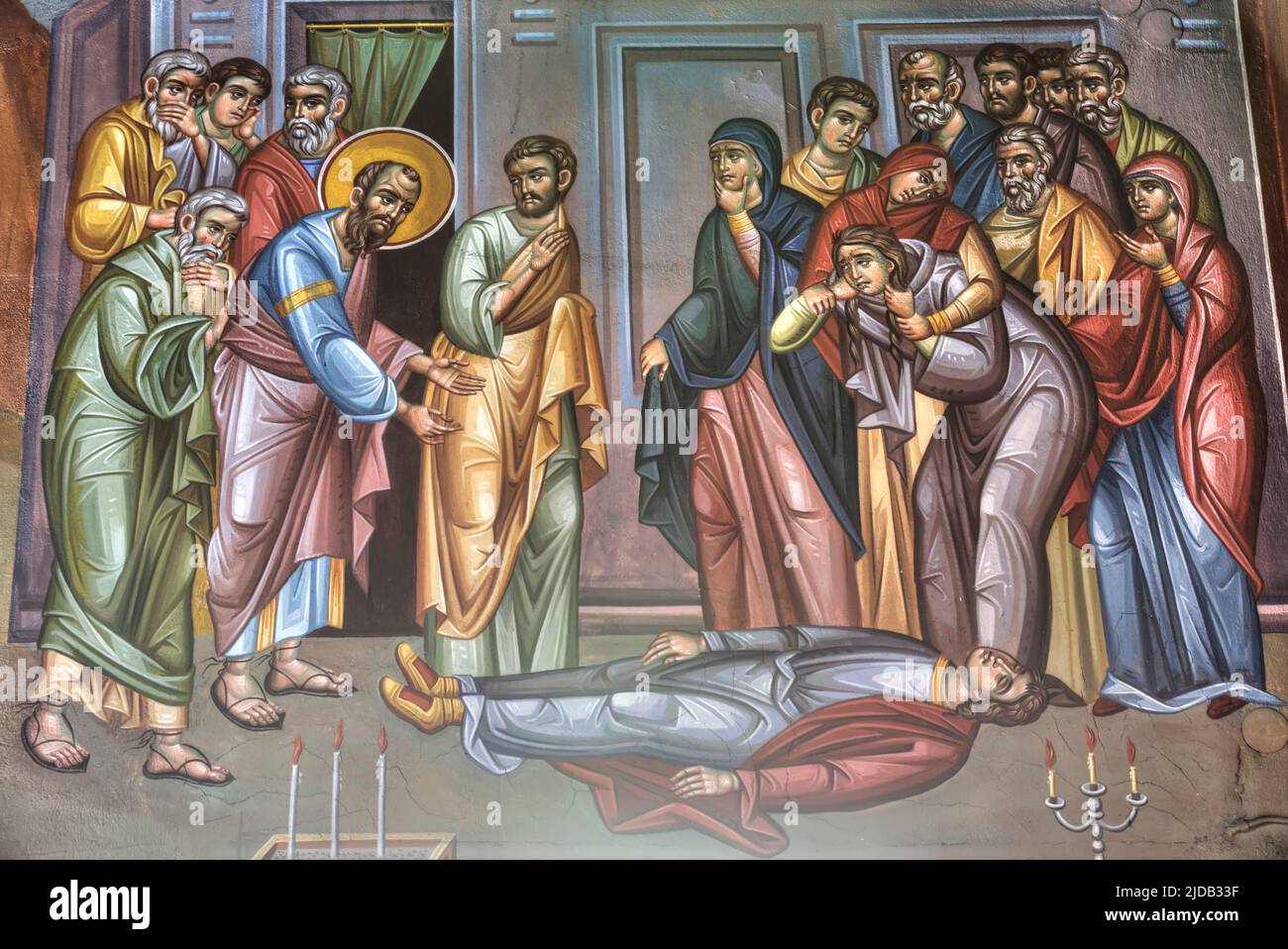 Primo piano del colorato affresco religioso raffigurante Gesù che ...