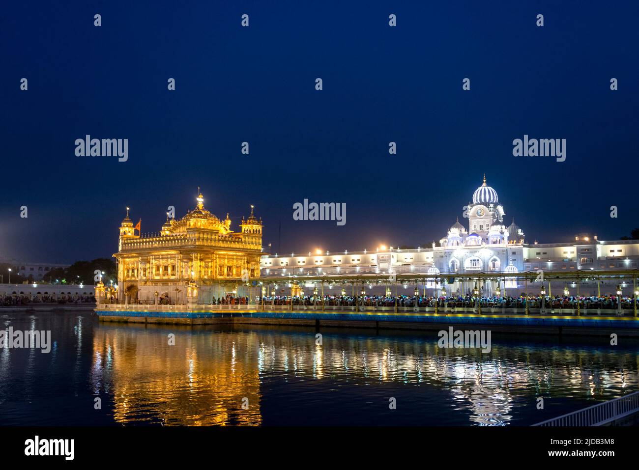 La Torre dell'Orologio e l'ingresso in stile gotico al Tempio dorato ...
