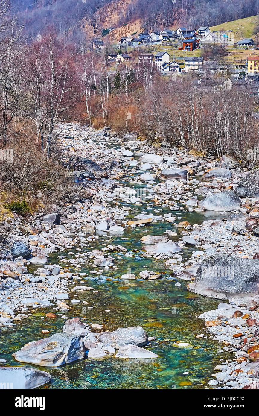 La stretta curva del fiume Verzasca, che corre tra le rocce del suo ...