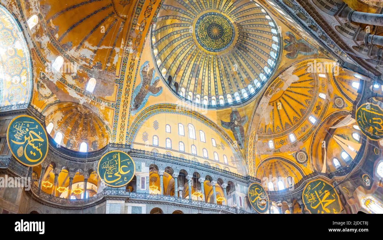 Interno della Basilica di Santa Sofia. La Grande Moschea e ...