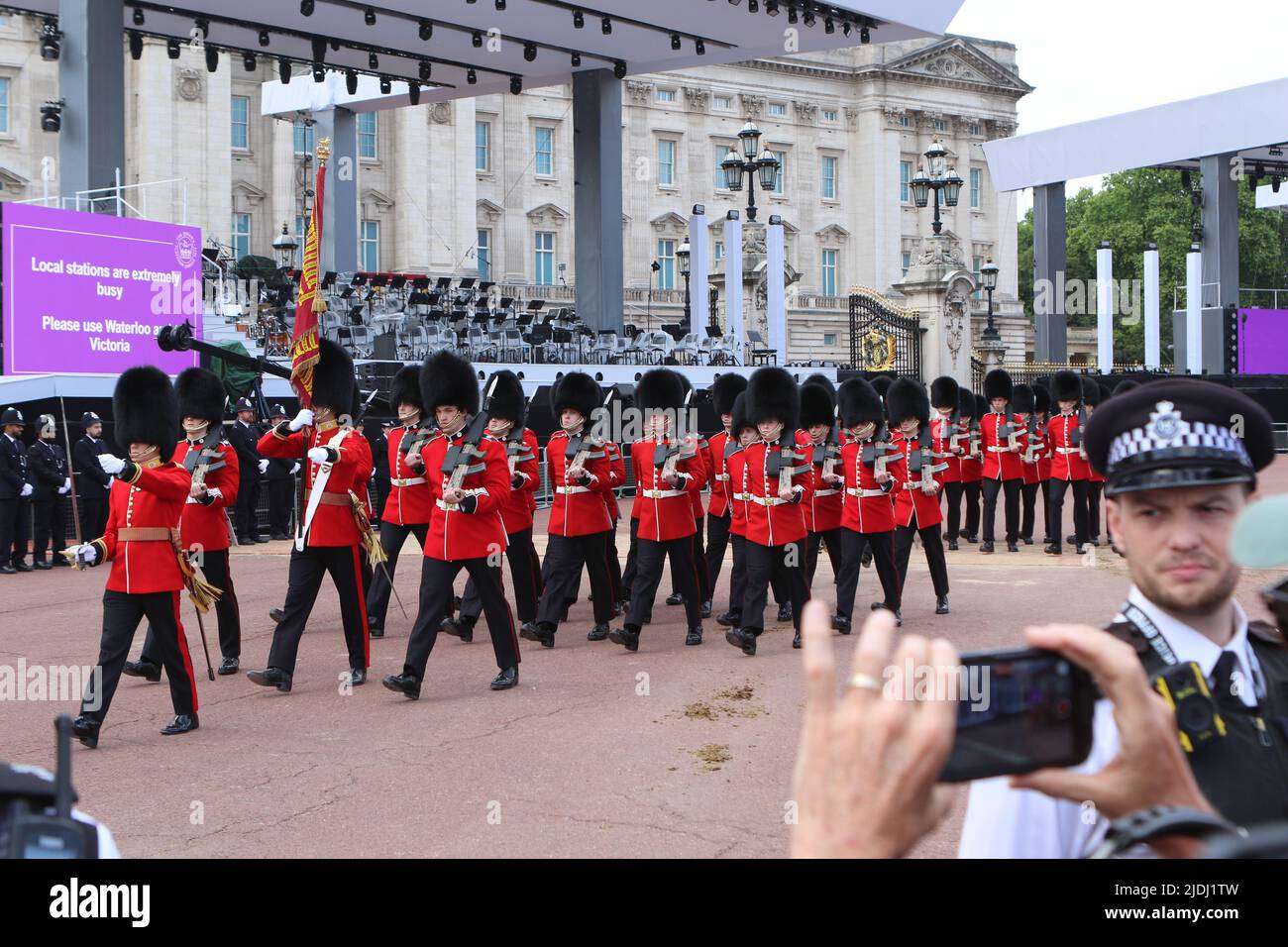 Guardie irlandesi di buckingham palace immagini e fotografie stock ad ...
