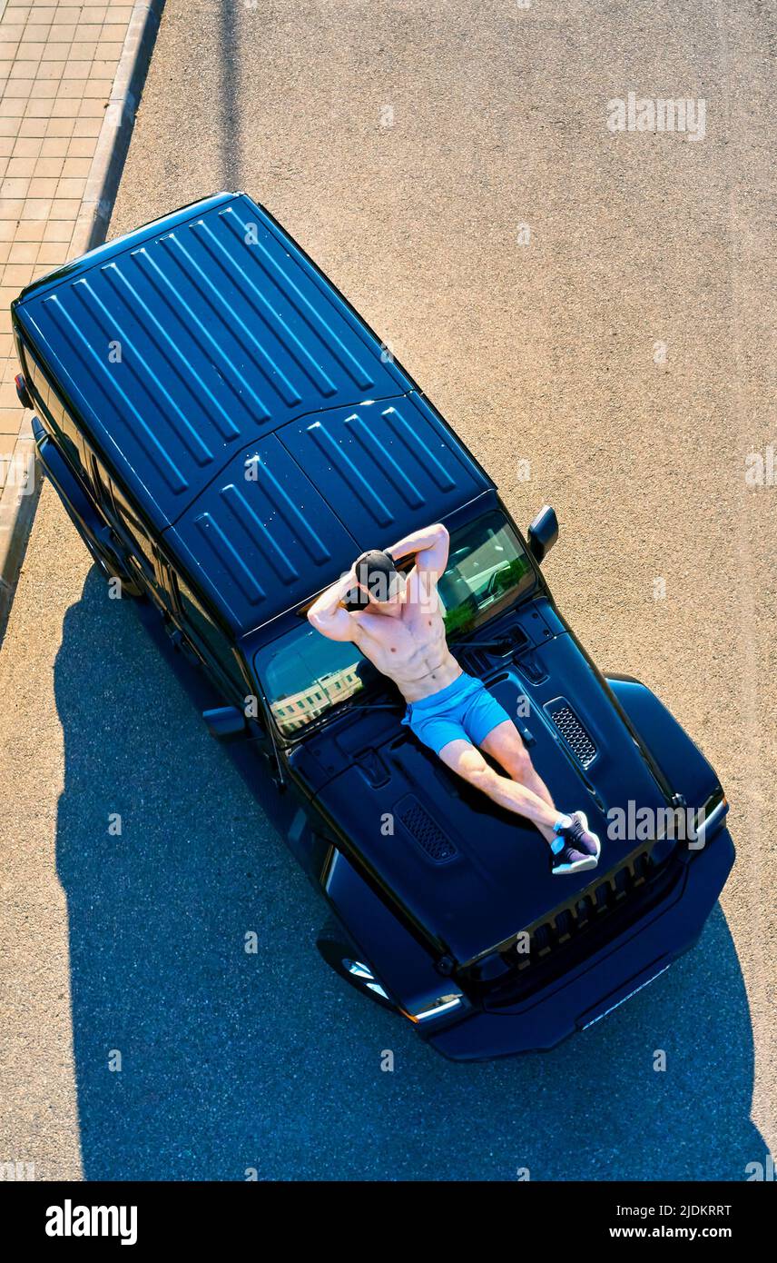 Appoggiato sul tetto dell'auto immagini e fotografie stock ad alta ...