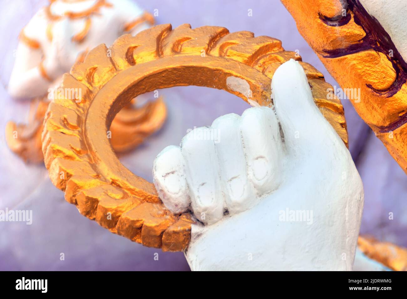 Elementi della scultura del Tempio Thai: drago, giano a tre facce ...