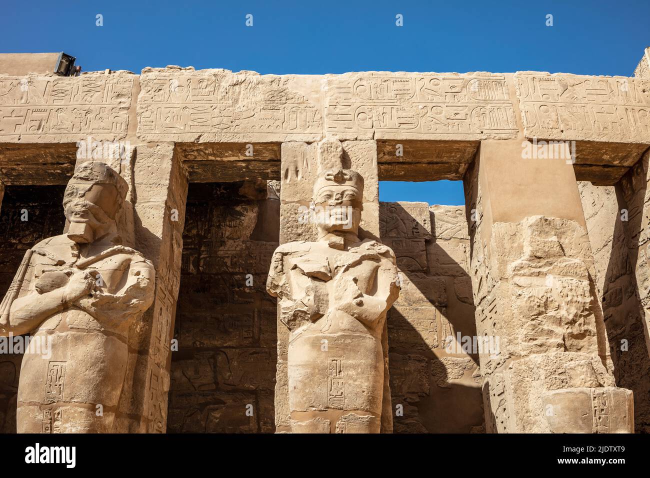 Statue di faraoni e dèi egiziani antichi. Vari geroglifici sulle pareti ...