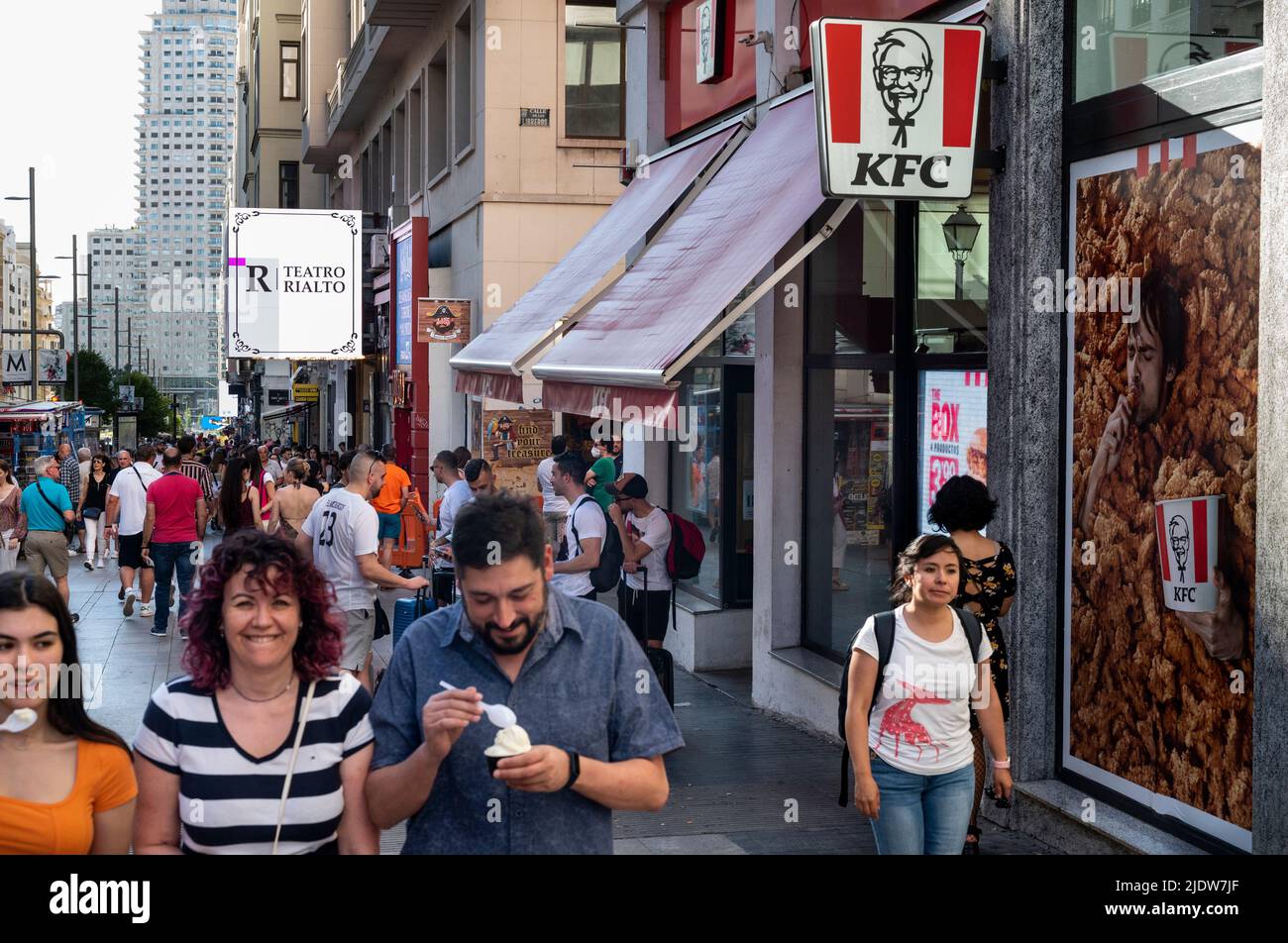 I pedoni camminano davanti ad una catena di ristoranti di pollo fast ...