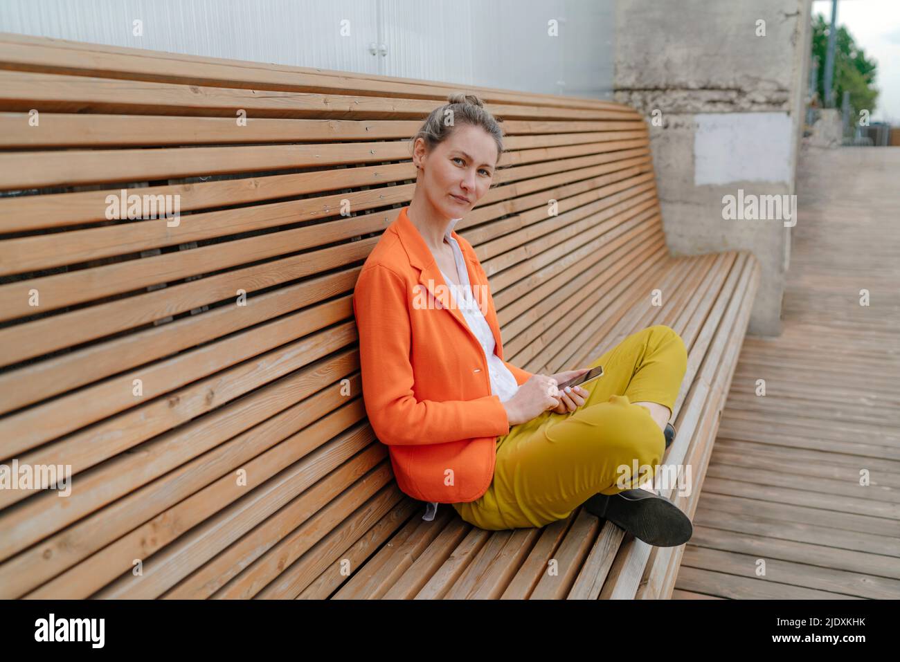 Donne gambe incrociate immagini e fotografie stock ad alta risoluzione - Alamy