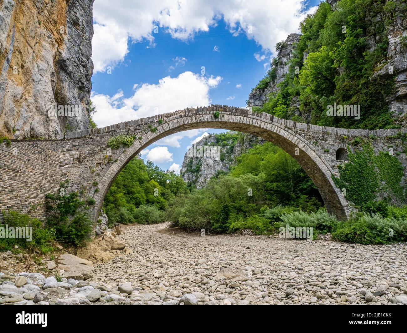 Il ponte di Kokoros o Noutsos che si arcate con grazia sul letto di ...