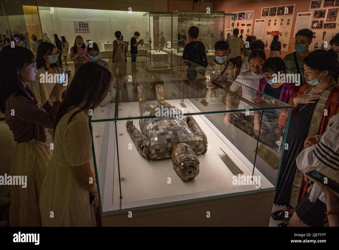 NANNING, CINA - 24 GIUGNO 2022 - i visitatori guardano gli indumenti di ...