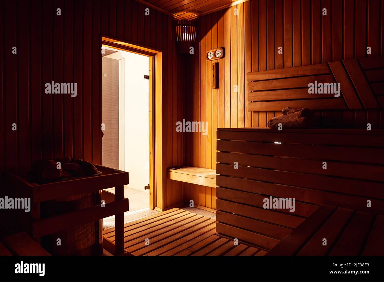 Interno della sauna finlandese, classica sauna in legno con vapore ...