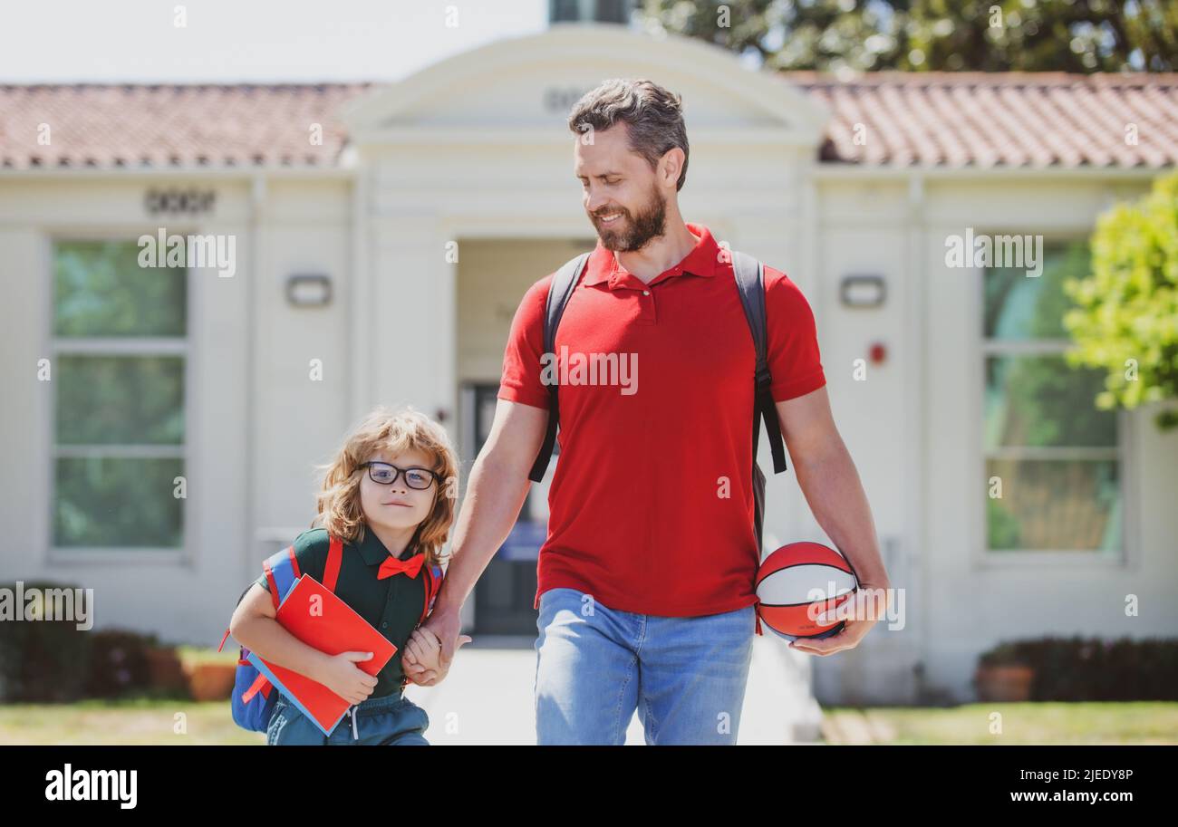 Padre e figlio entusiasti di andare a scuola immagini e fotografie ...