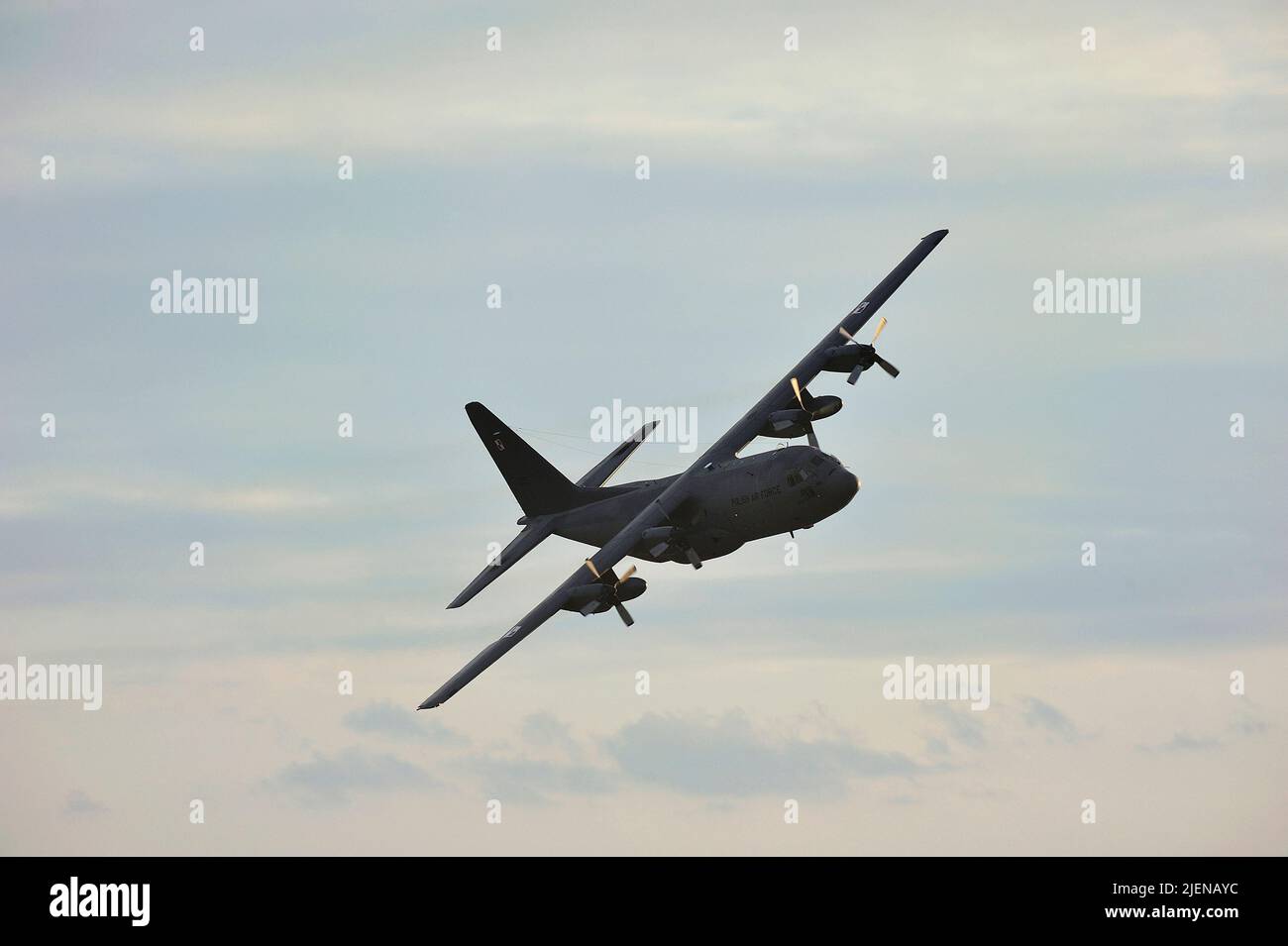Trasporto aereo militare un trasporto militare lockheed c 130h hercules ...