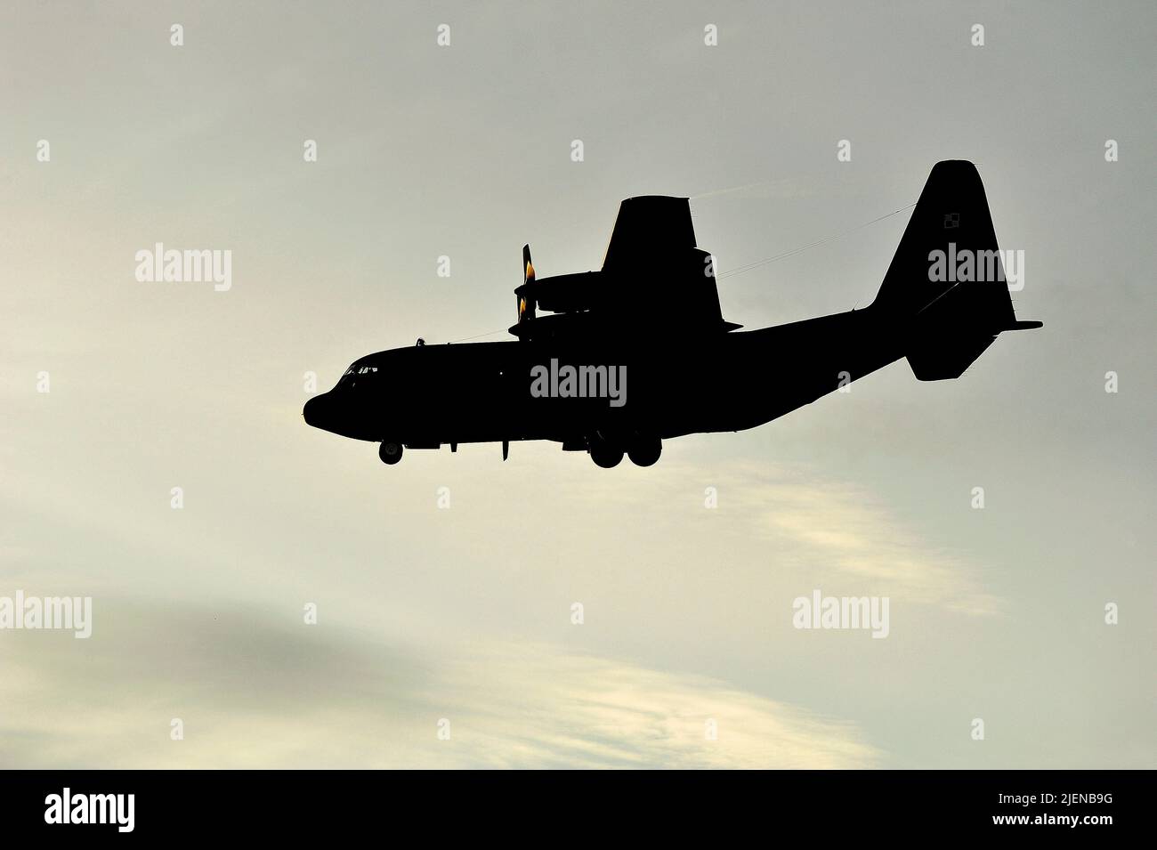 Trasporto aereo militare un trasporto militare lockheed c 130h hercules ...